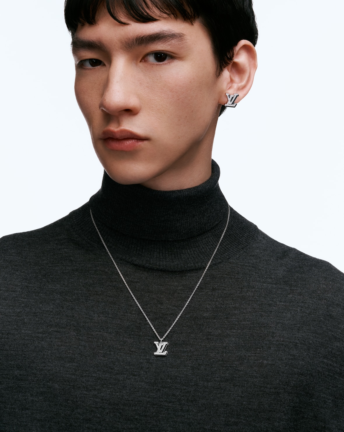 LV Medium Pendant, White Gold, Diamonds and Black Lacquer - Jewelry ...